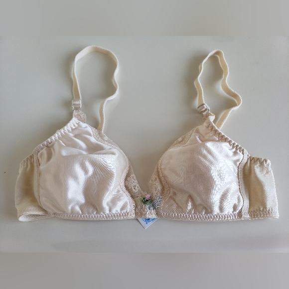 Maidenform | Intimates & Sleepwear | Maidenform Ivorybeige Bra | Poshmark